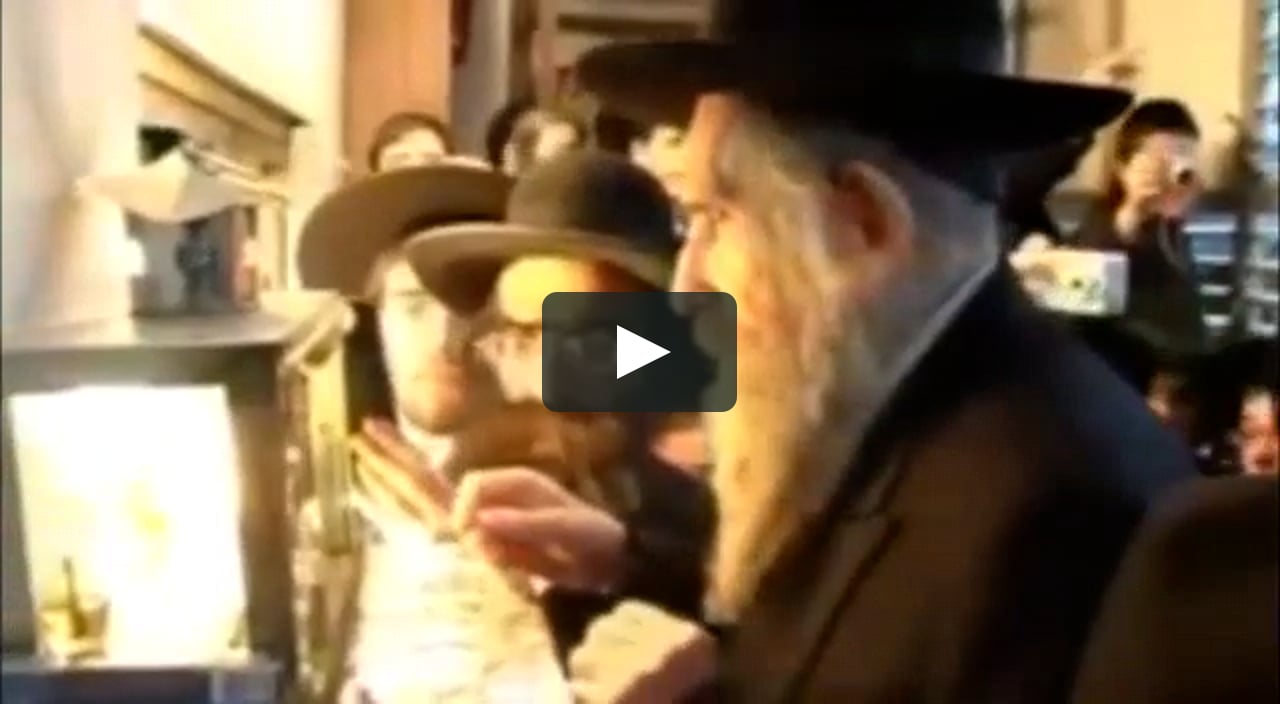 Rav Shteinman Z'TL Lighting His Menorah on Vimeo