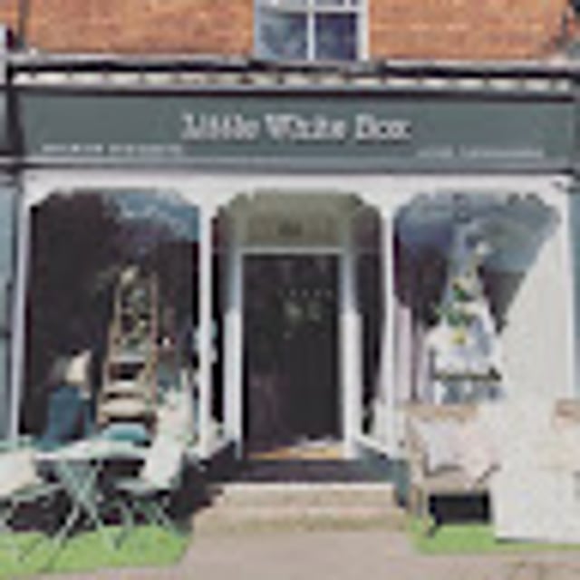 Hello@little-white-box.com