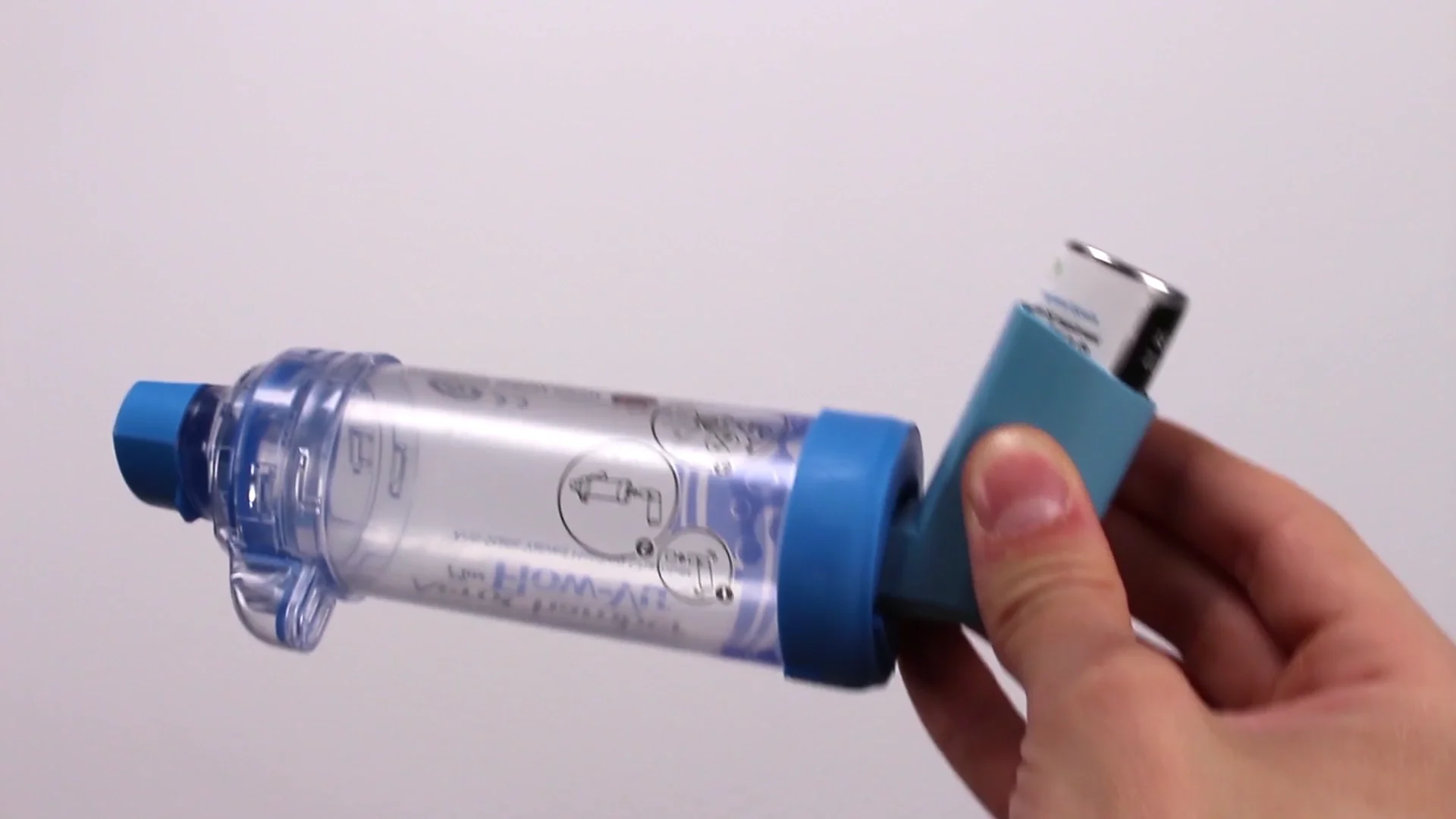 Inhaleren dosisaerosol met voorzetkamer een inhalatie on Vimeo