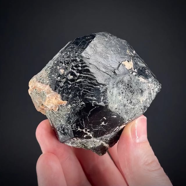 Spinel (Var: Pleonaste) with Diopside and Calcite | Gon phlogopite ...