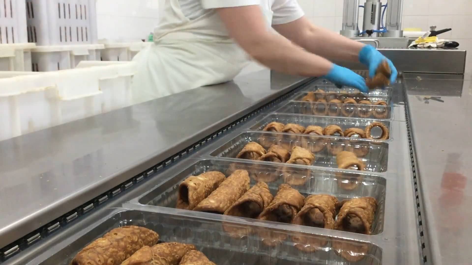 COLIMATIC Thermoforming line THR650 CANNOLI packaging - 3397 on Vimeo