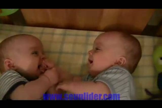 Un video muy lindo de dos bebes riendo on Vimeo