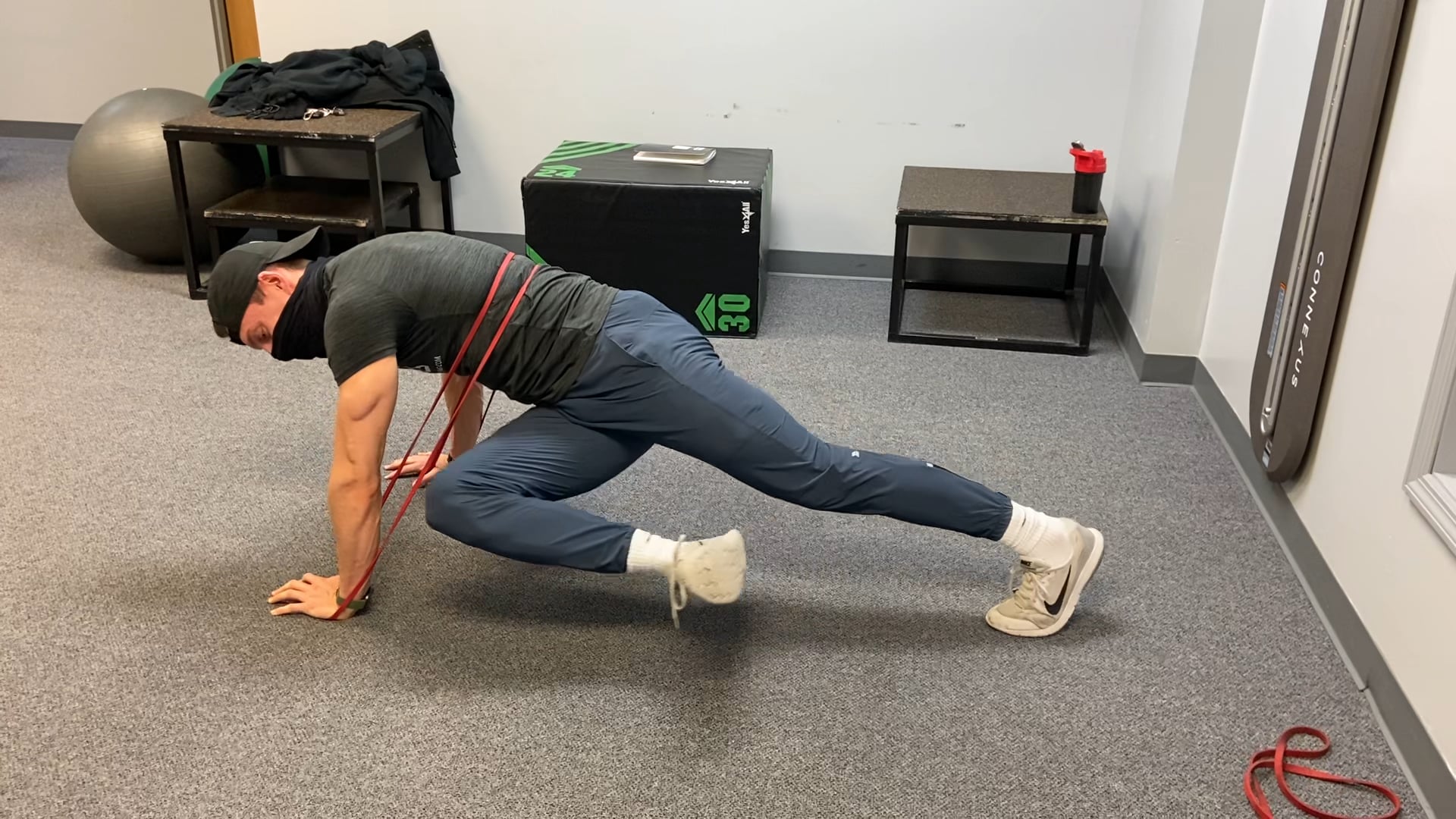 Banded high plank with crossbody mountain climbers