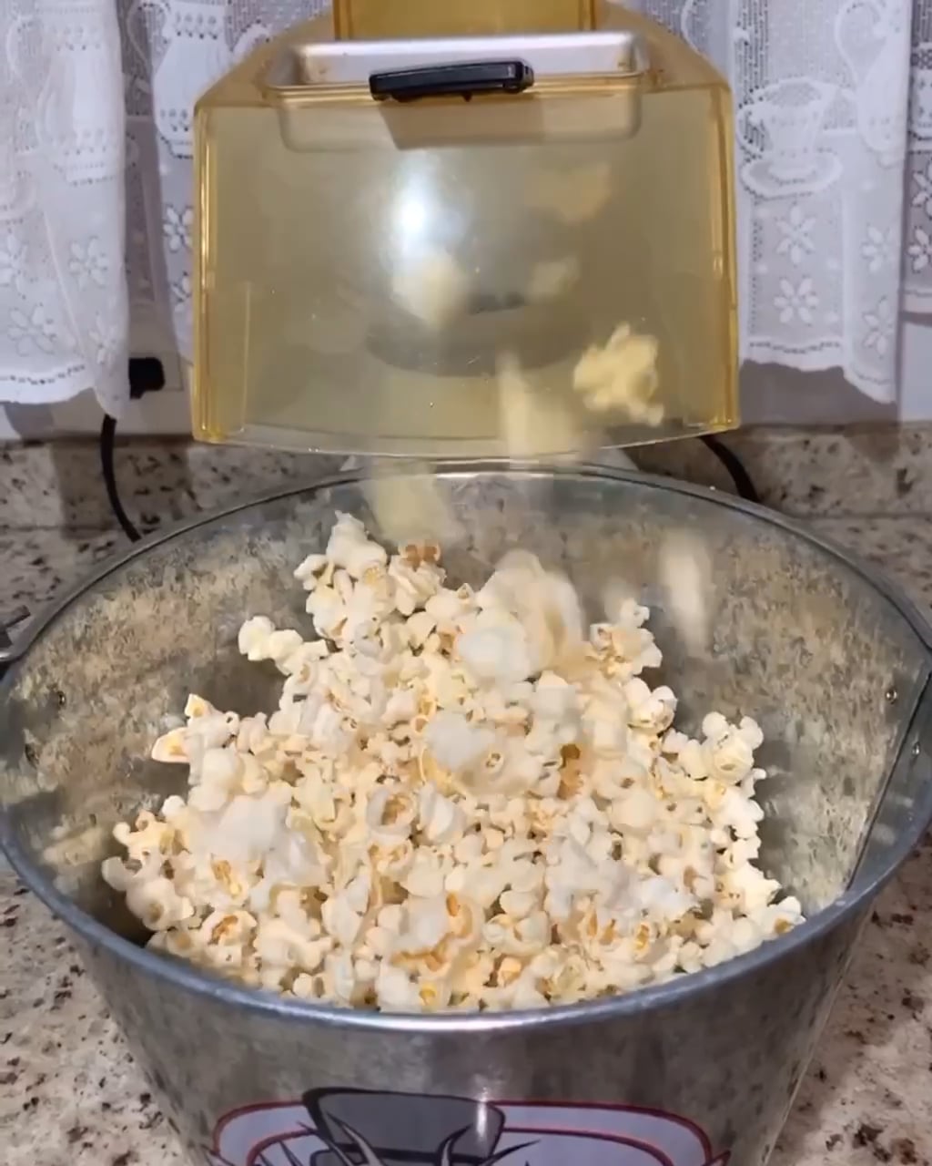 Popcorn made easily, quickly and with no mess on Vimeo