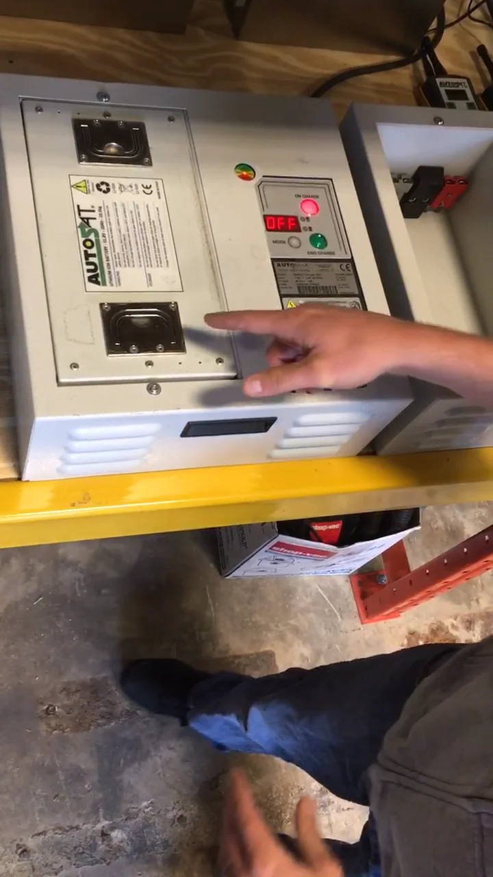 Automha Pallet Runner - Removing Battery from Charger