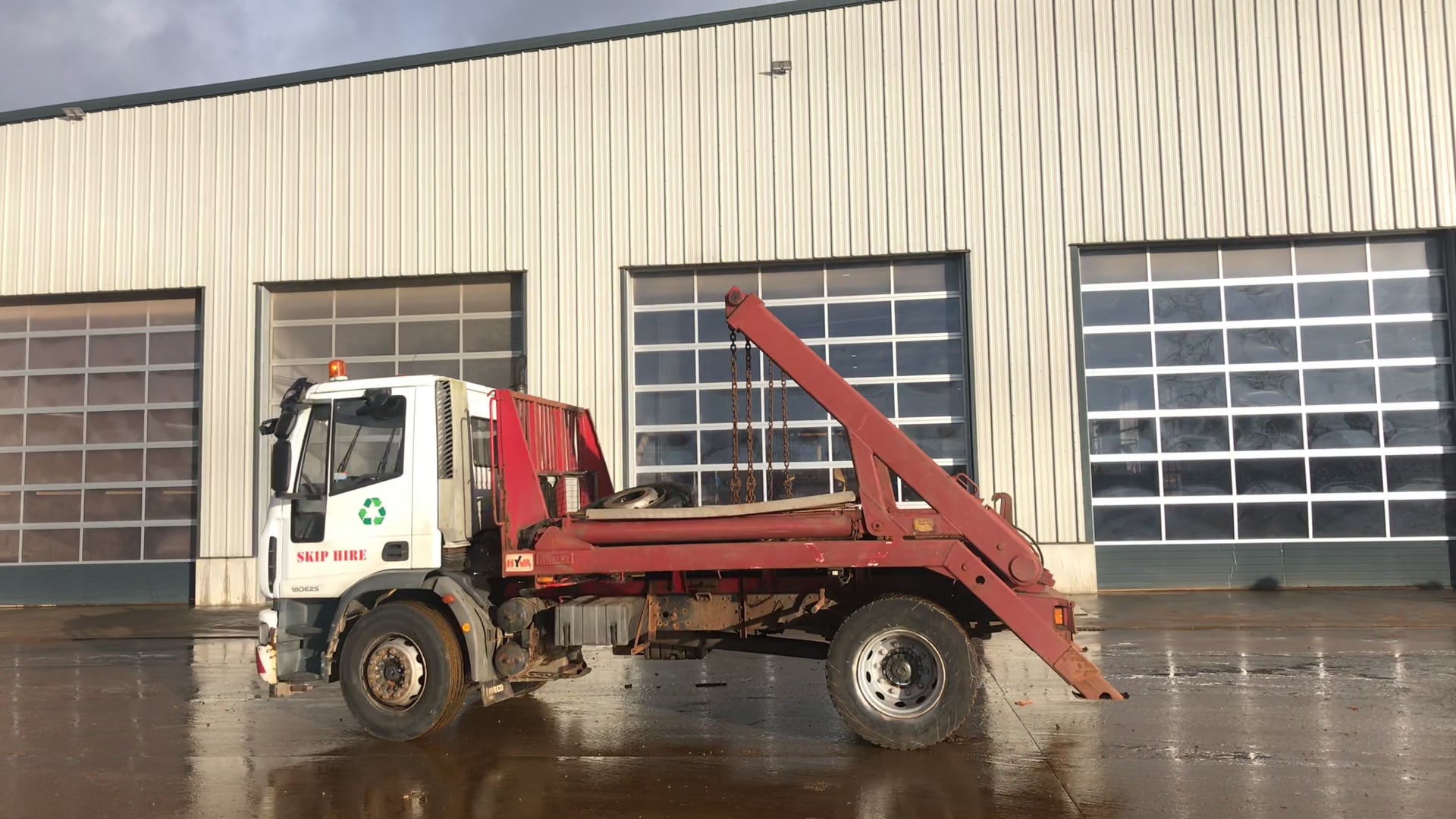 2009 Iveco 180E25 4x2 Skip Loader, Extendable Arms on Vimeo