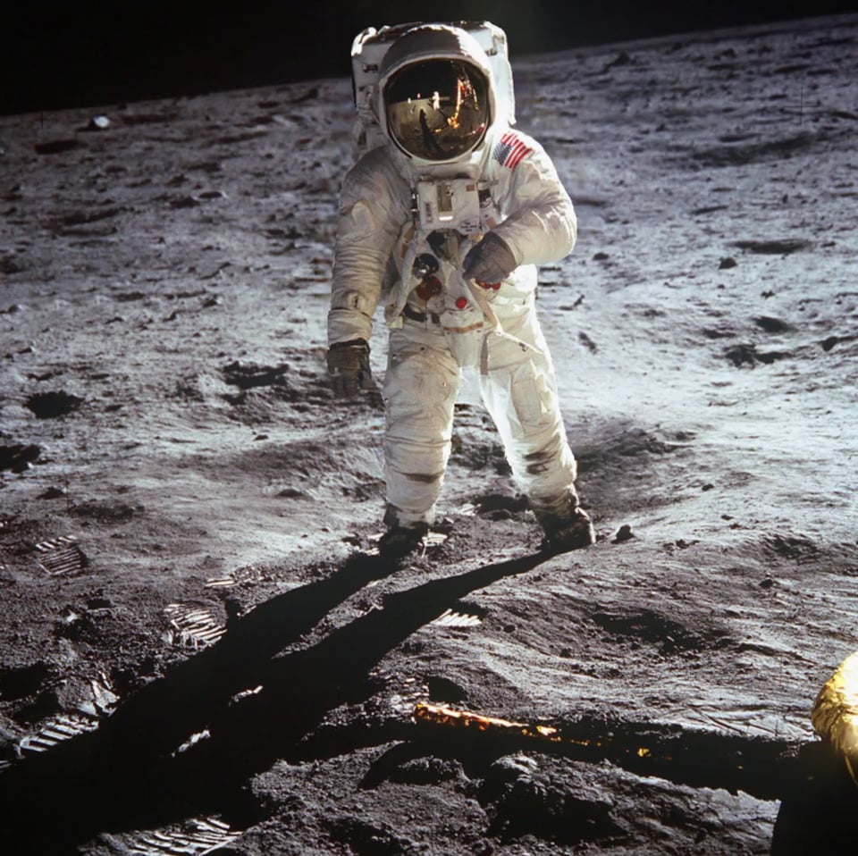 moon_dolly-zoom-in on Vimeo