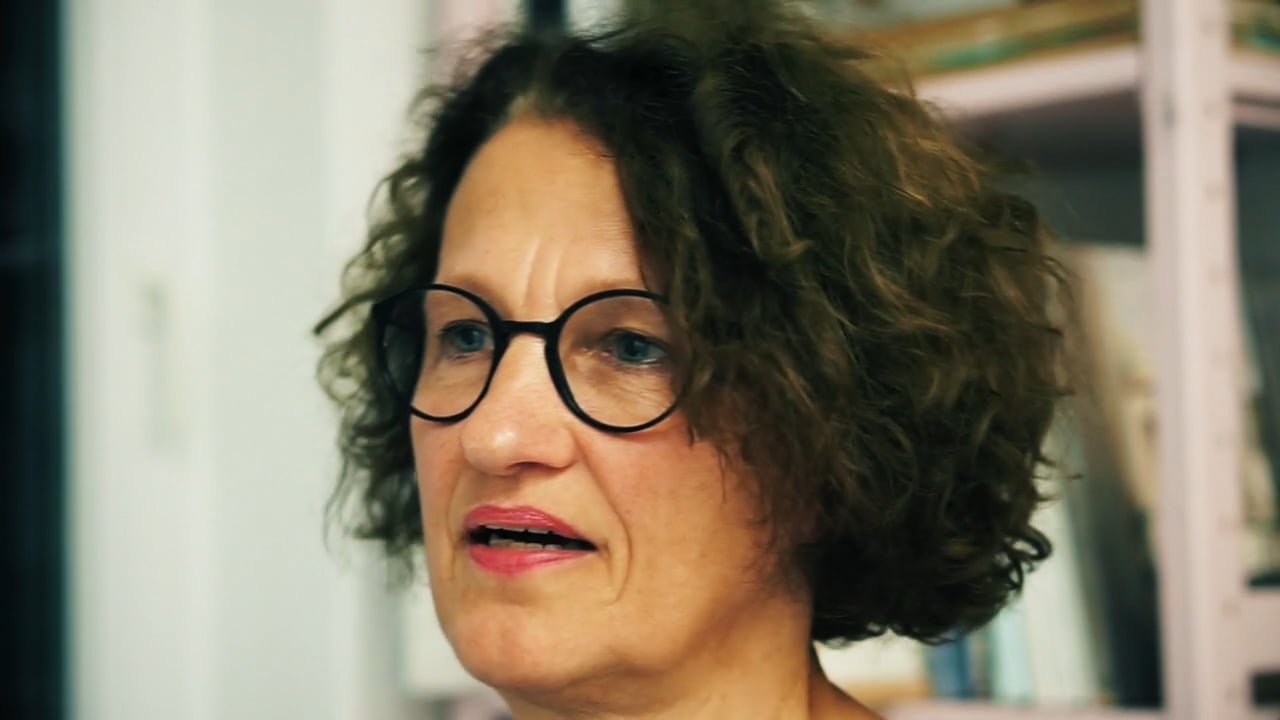 WIR SIND HIER! Atelierbesuch bei der Malerin Monika Witte on Vimeo