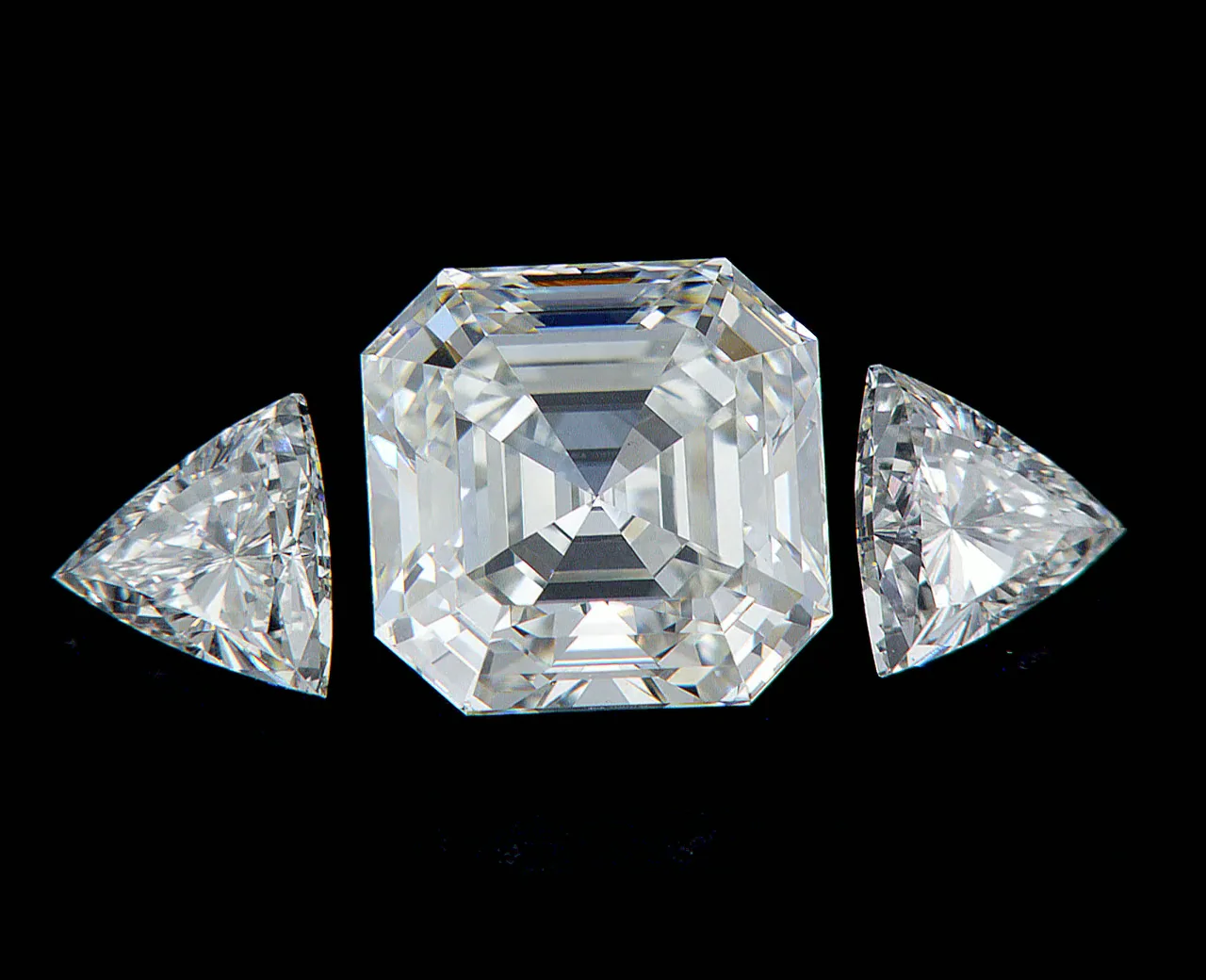 ASSCHER CUT DIAMOND WITH TRIANGLE SHAPE SIDE DIAMONDS on Vimeo