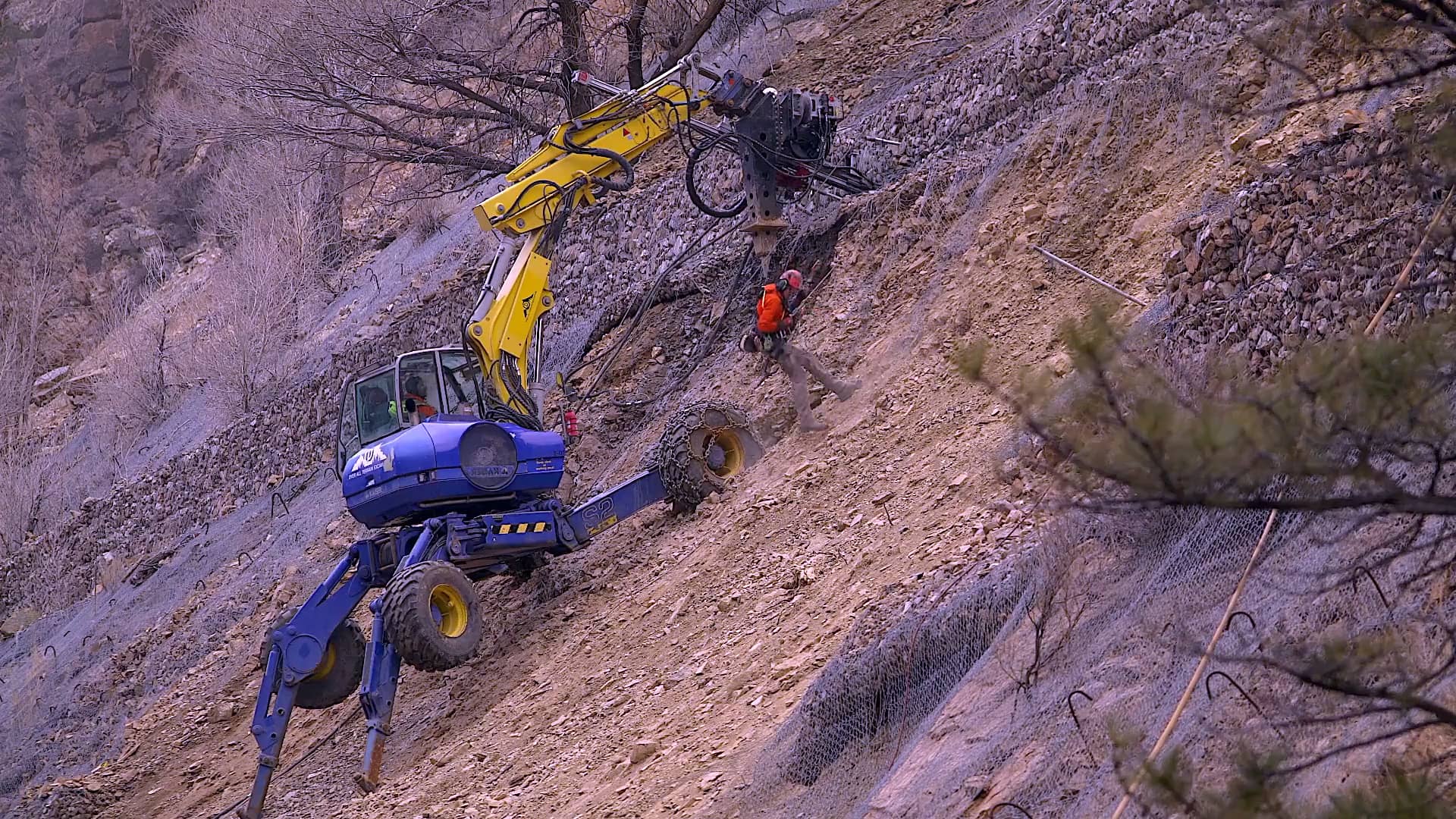 Spider Excavator Works 50-Degreee Slope on Vimeo