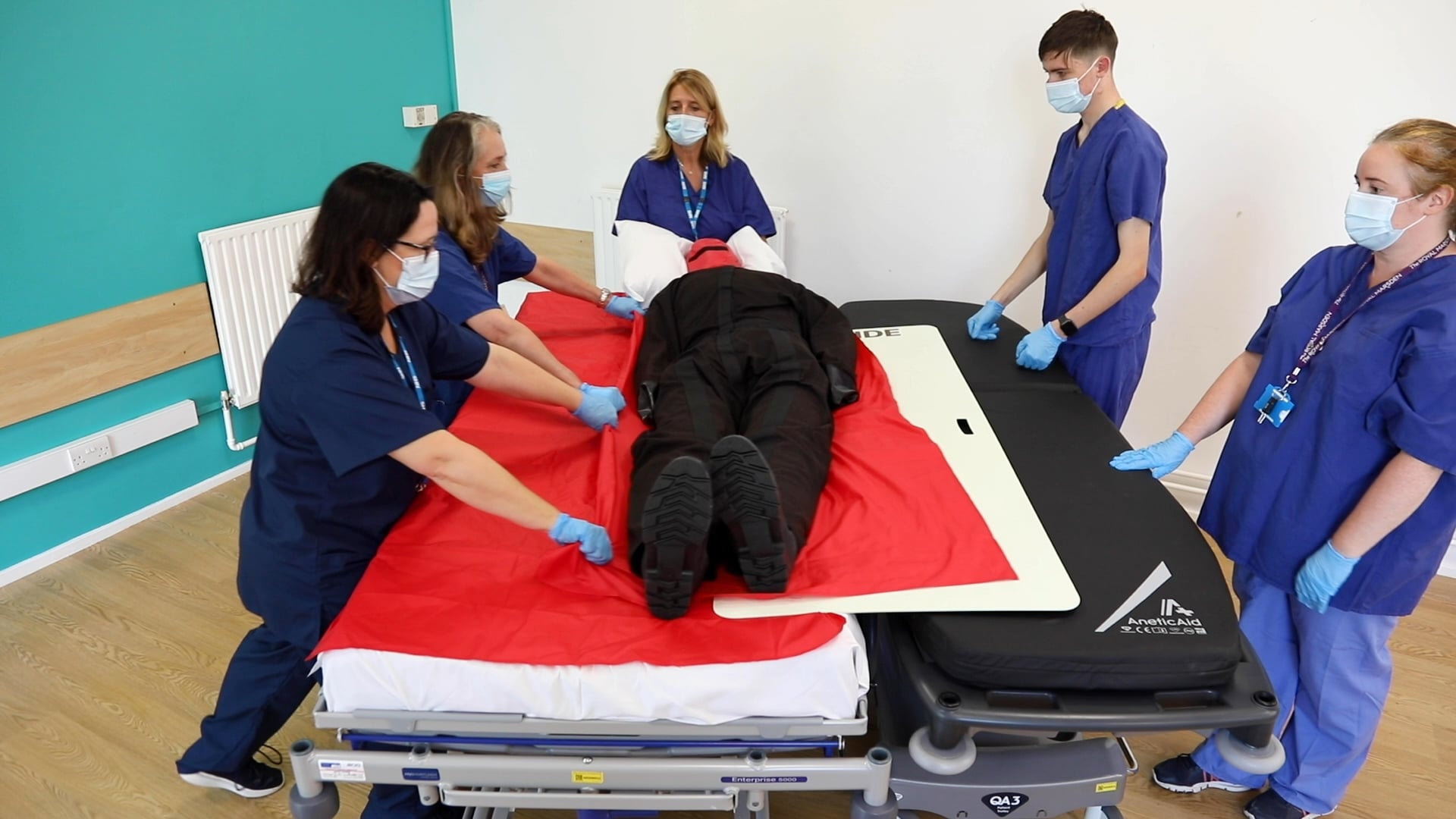 Royal Marsden Patient Handling - 21 - Lateral Transfer - 5 Carers ...