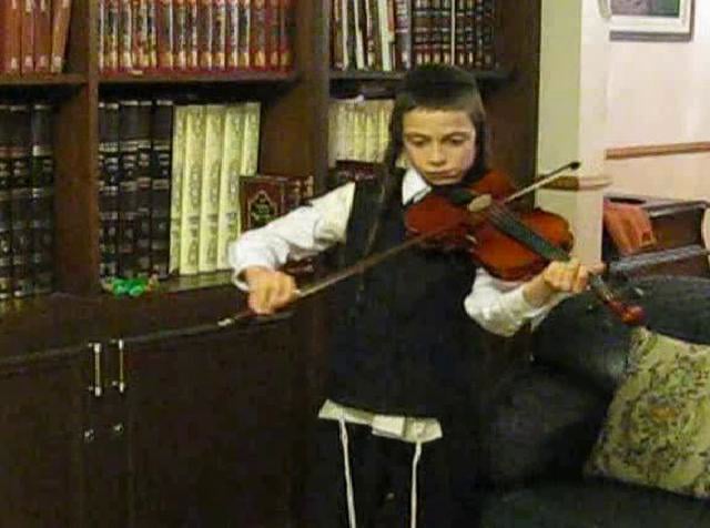 Mordechai Shachna Zirkind plays violin on Vimeo