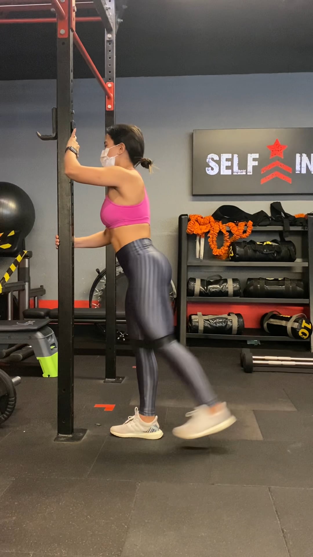 Extensão de quadril em pé com mini band on Vimeo