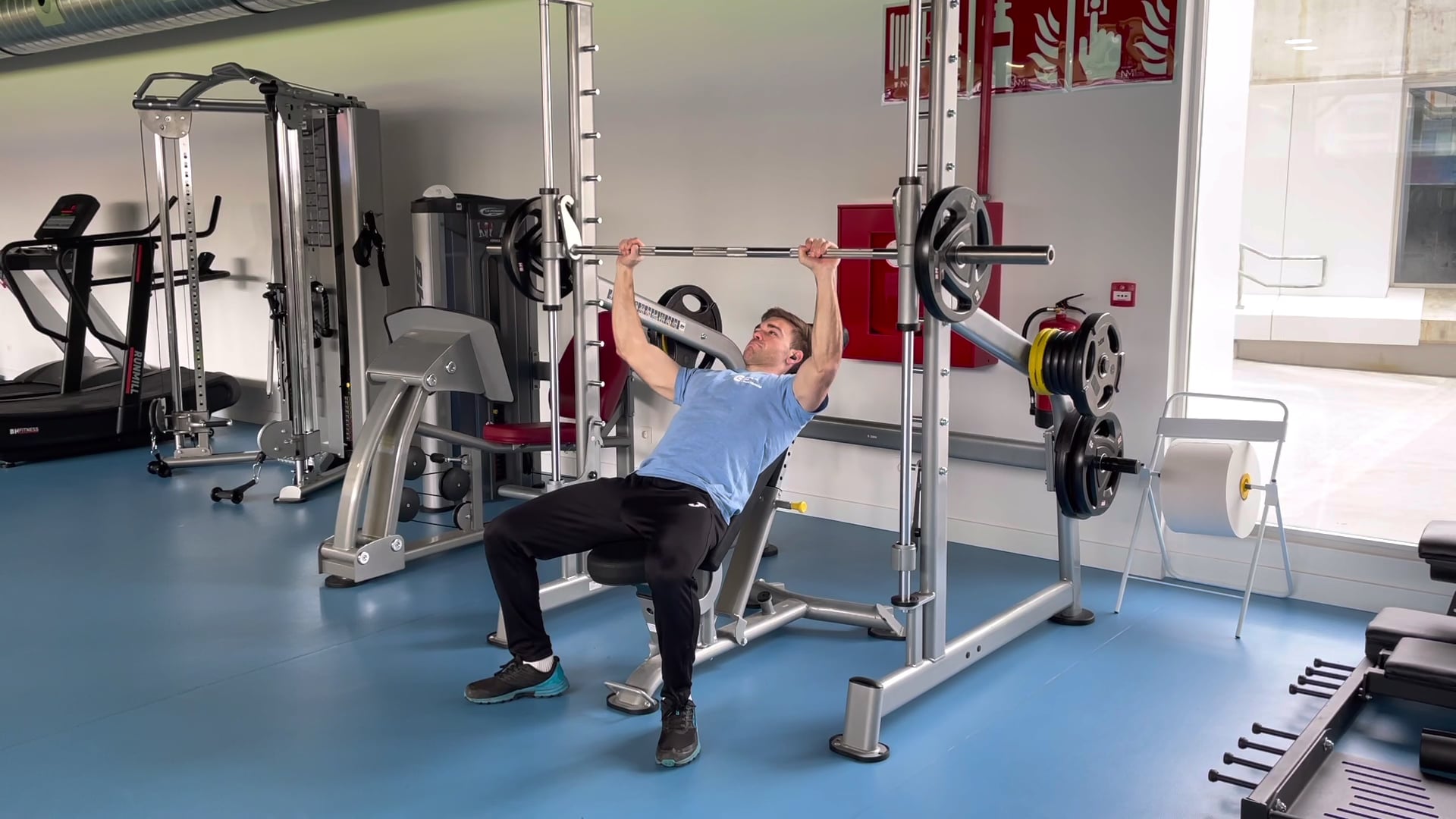 Press Inclinado Multipower on Vimeo