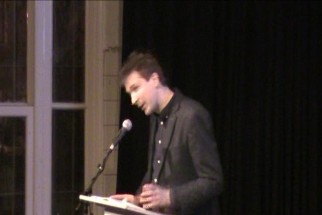 Erik Lindner draagt voor op de presentatie van De Revisor 2010.1 on Vimeo