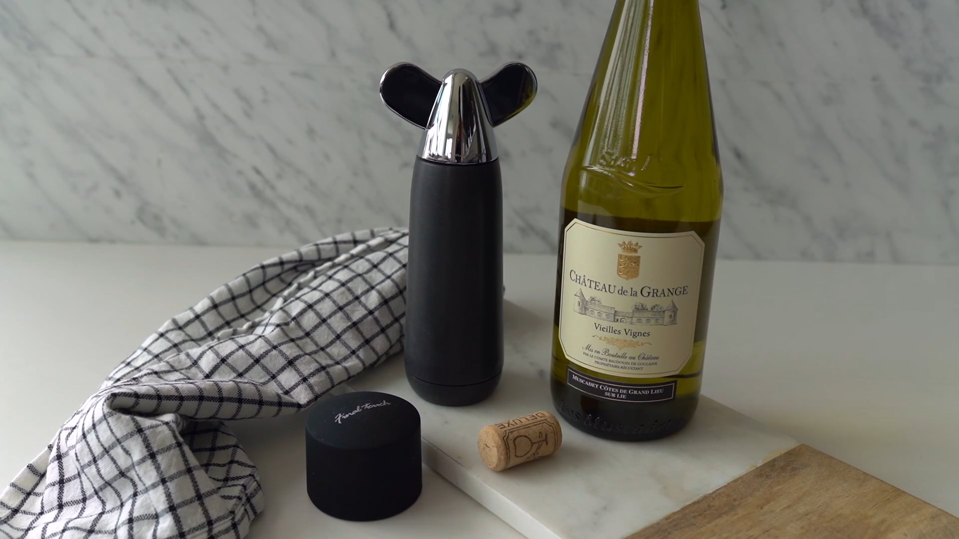 275101 Final touch wine opener.mp4 on Vimeo