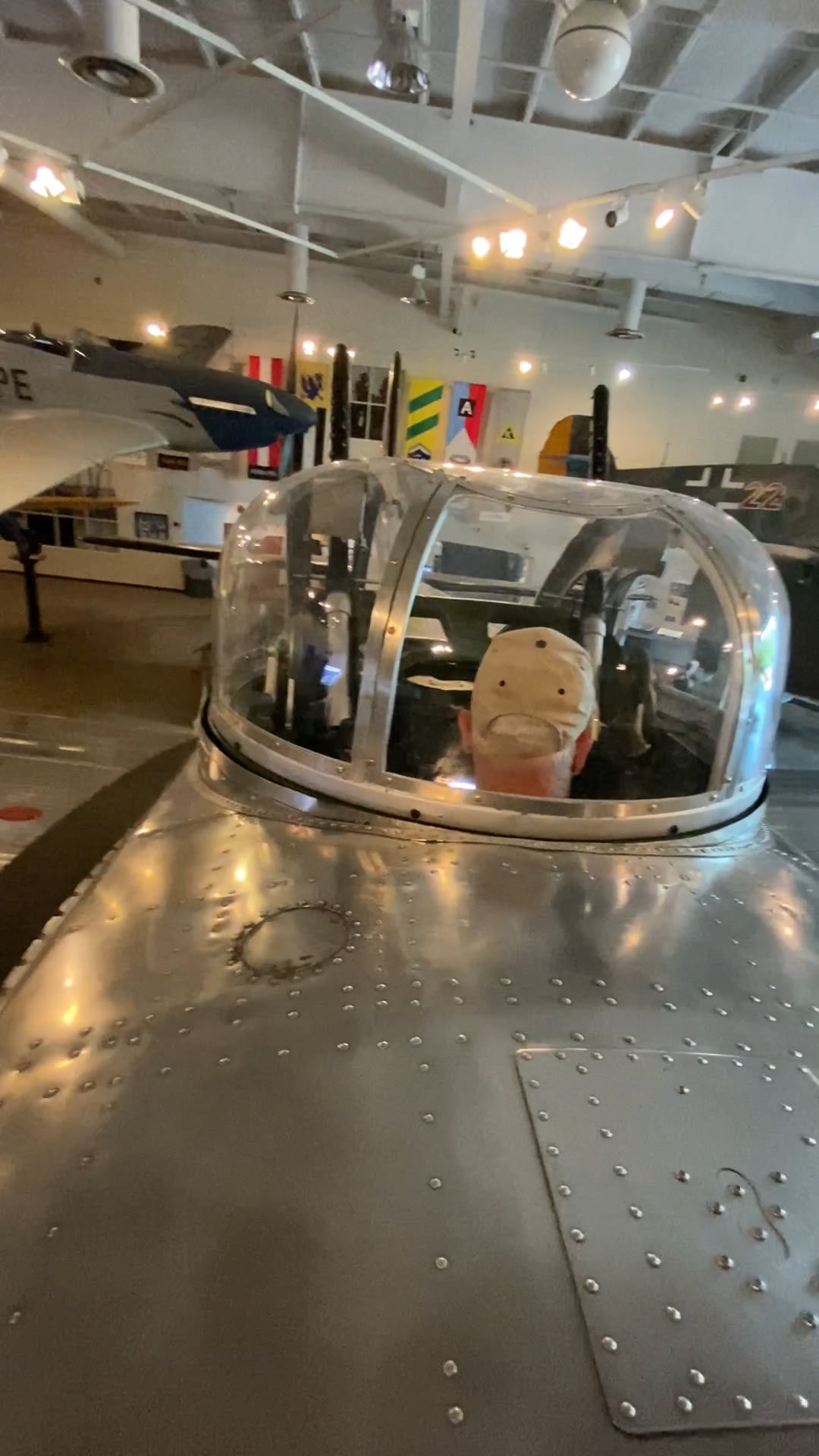 Top Turret Spinning on B-17 City of Savannah on Vimeo