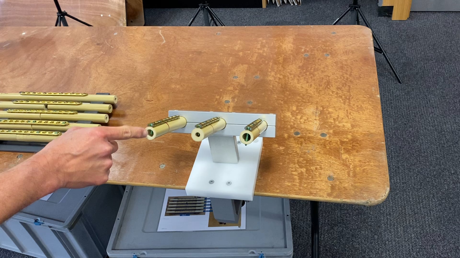 Ha Loading of the plate and screws on Vimeo