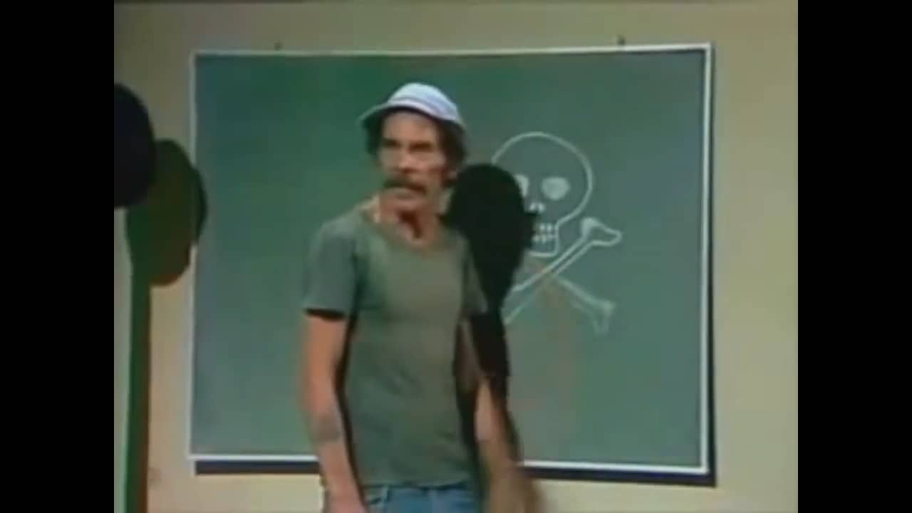 El señor profesor Ramón Valdés diciendo peligro en pantalla verde ...