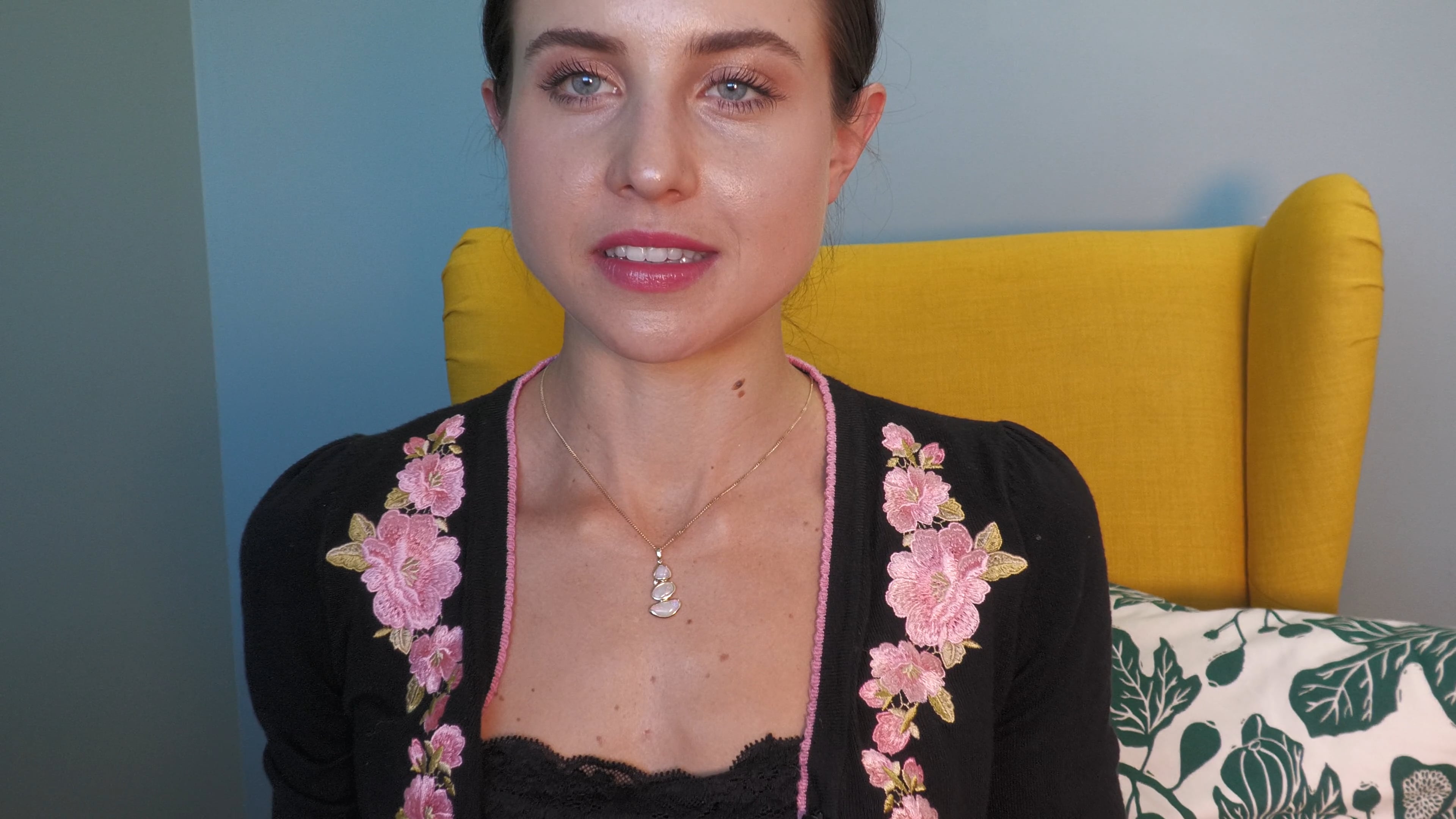 #17338 - Australian Model shows Jewellery of Beautiful Three Stone ...