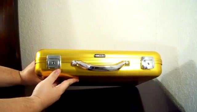 MEZZI Gold M-ZERO Aluminum Laptop Case Review on Vimeo