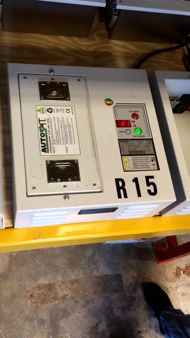 Automha Pallet Runner - Placing Battery in Charger.mp4