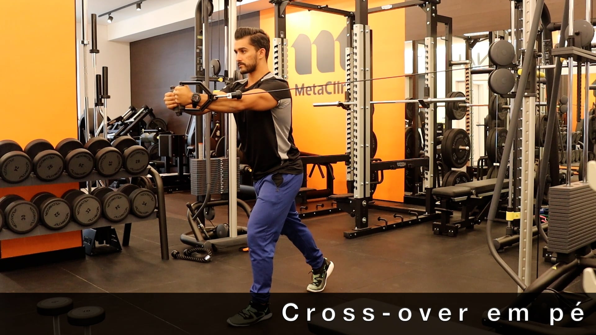 Cross-over em pé plano adução horizontal.mp4 on Vimeo