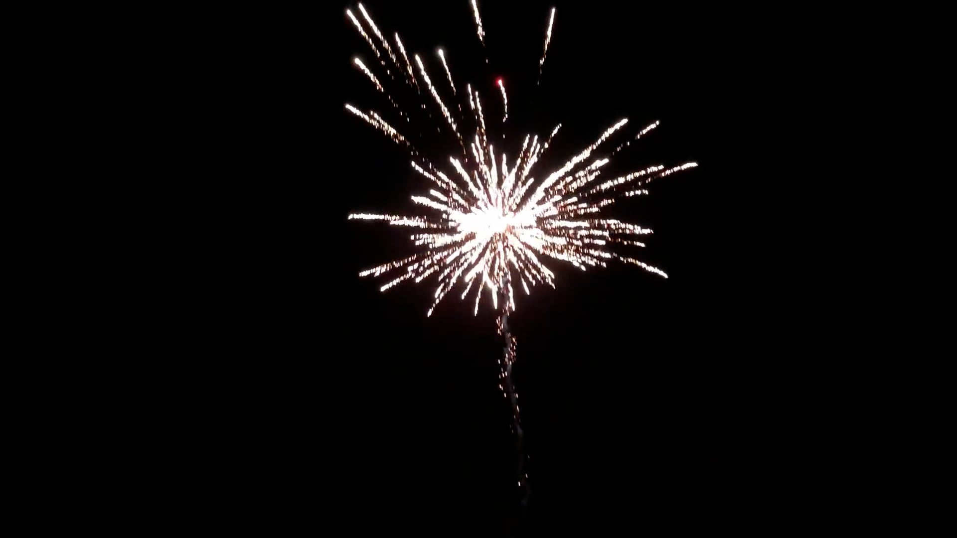 Fury 16 Shot 1.3G Firework Cake #epicfireworks on Vimeo