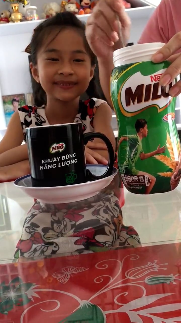 Product 18119 - LY MILO ĐỔI MÀU KỲ ẢO by Phanmai on Vimeo