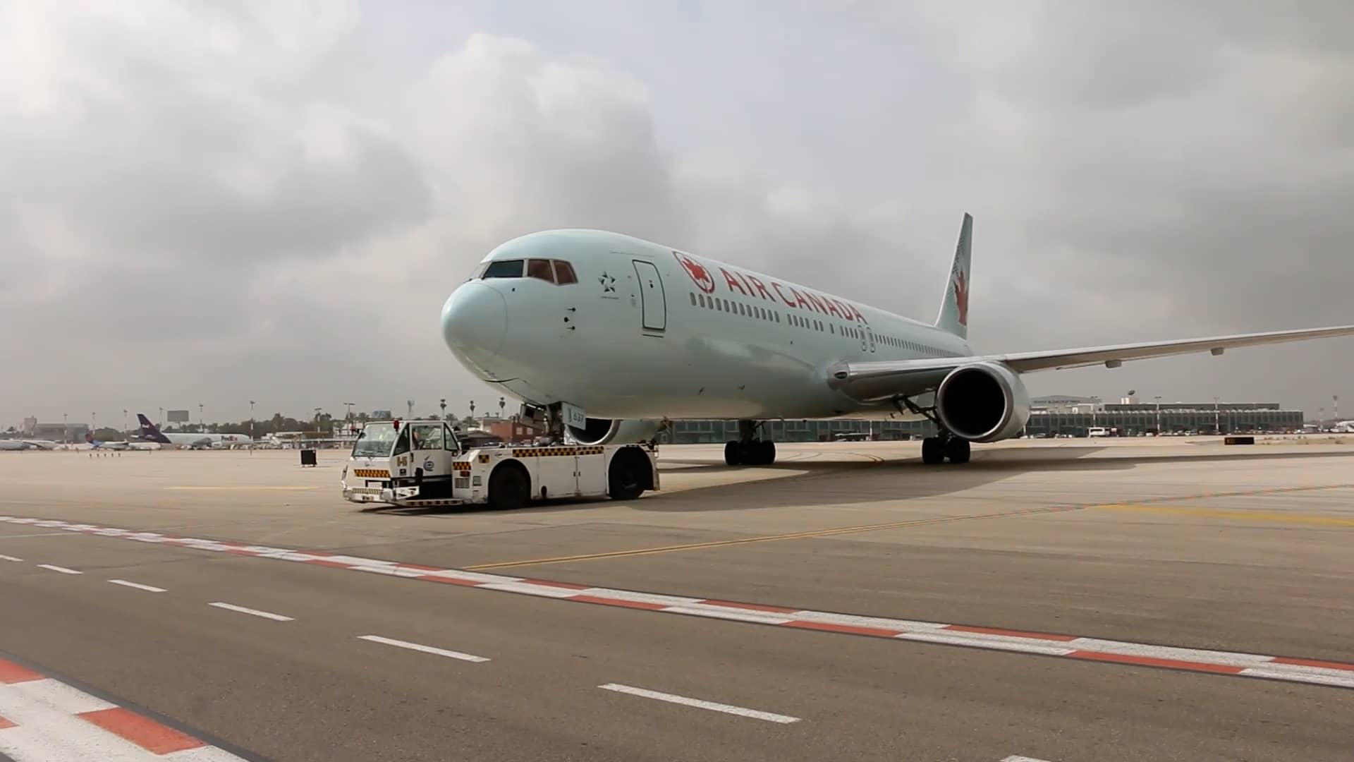 Conversion of Air Canada's first Boeing 767 Freighter / Conversion du ...