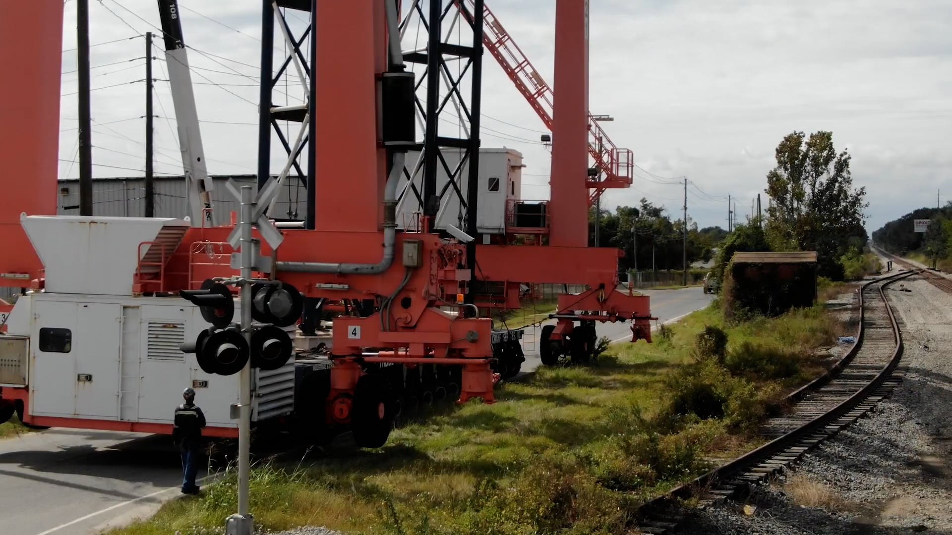 APM Terminals Mobile moves two tall cranes through Mobile on Vimeo