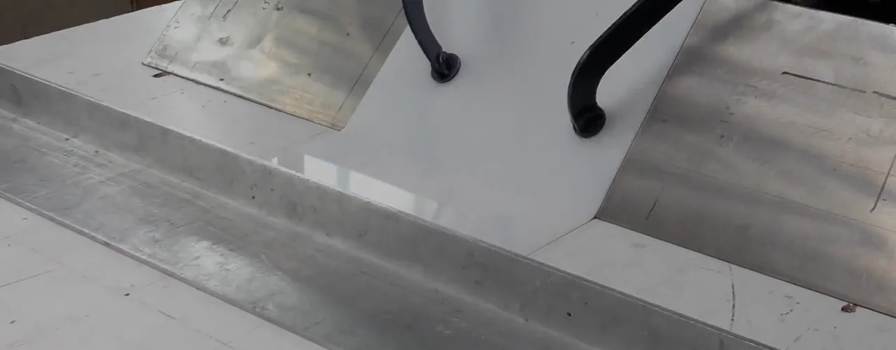 Bukning & limning af plast - LiqTech Plastics on Vimeo