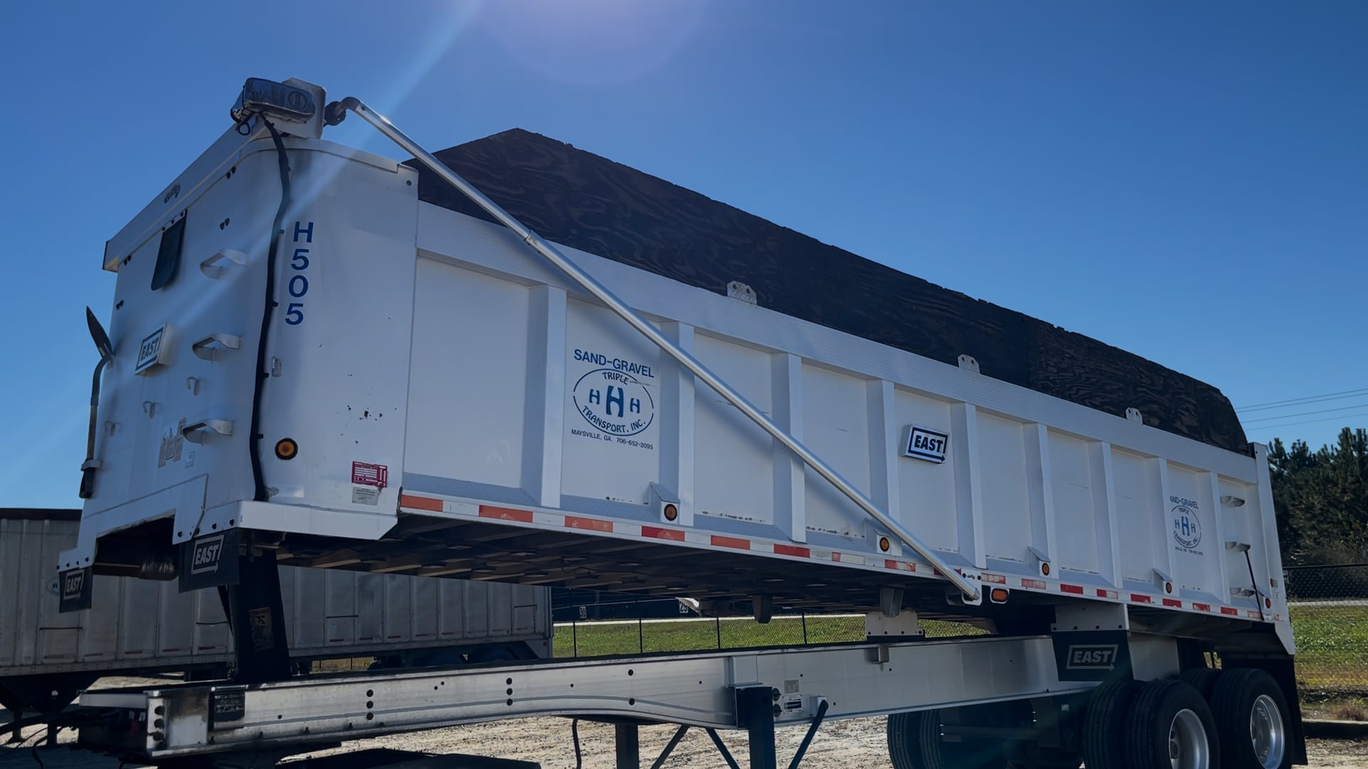 East dump trailer on Vimeo