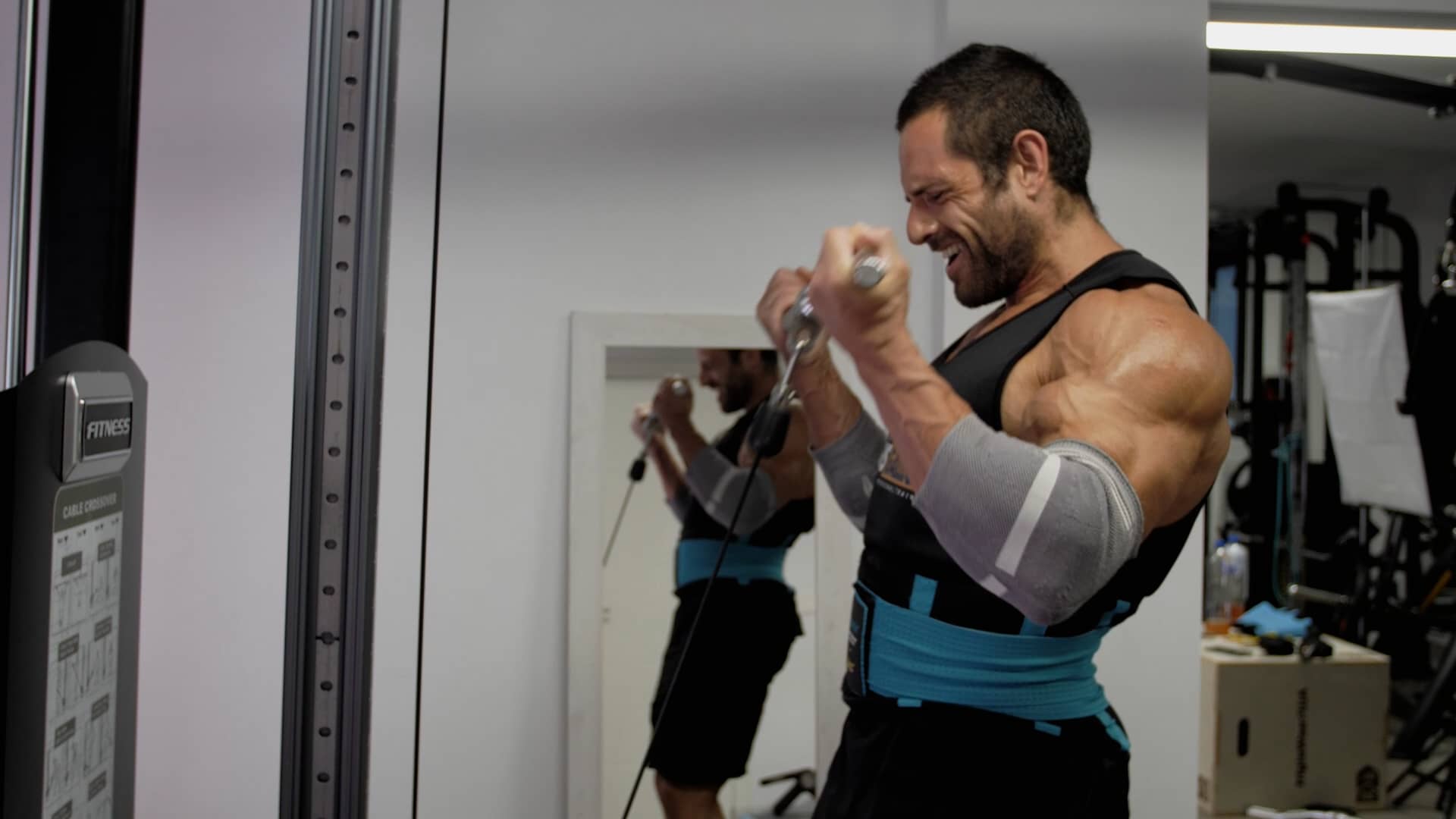 14. Curl desde polea baja con barra Z on Vimeo