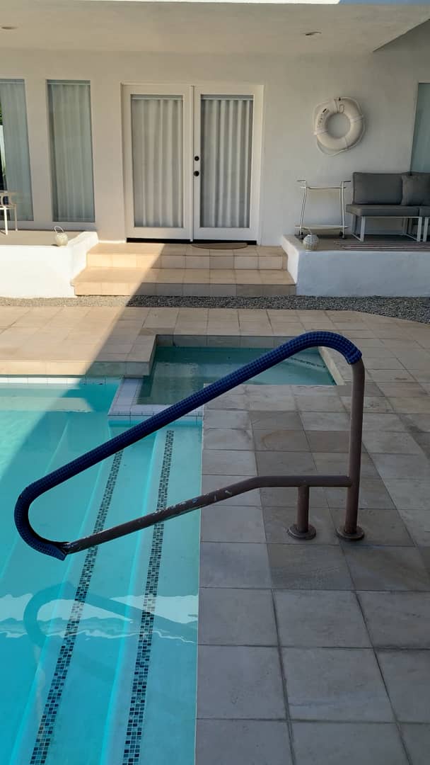 1000 pool area - rusted pool ladder on Vimeo