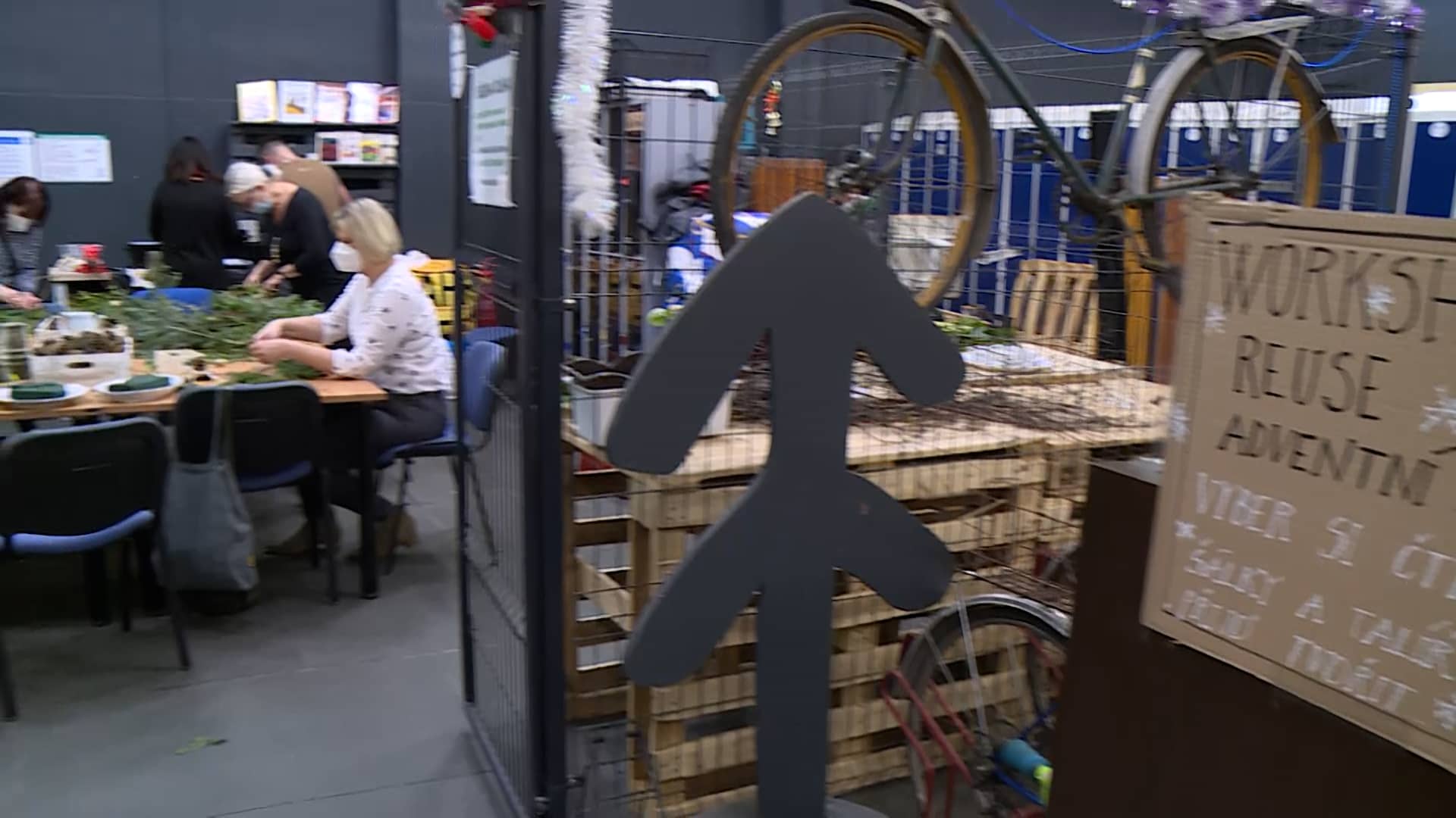 OZO 21_47 V Reuse centru společnosti OZO Ostrava lidé tvořili adventní ...