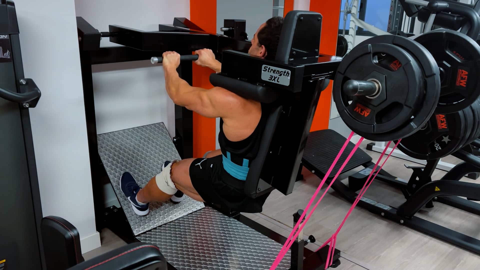 27. Sentadilla Hack pendular con bandas elásticas on Vimeo