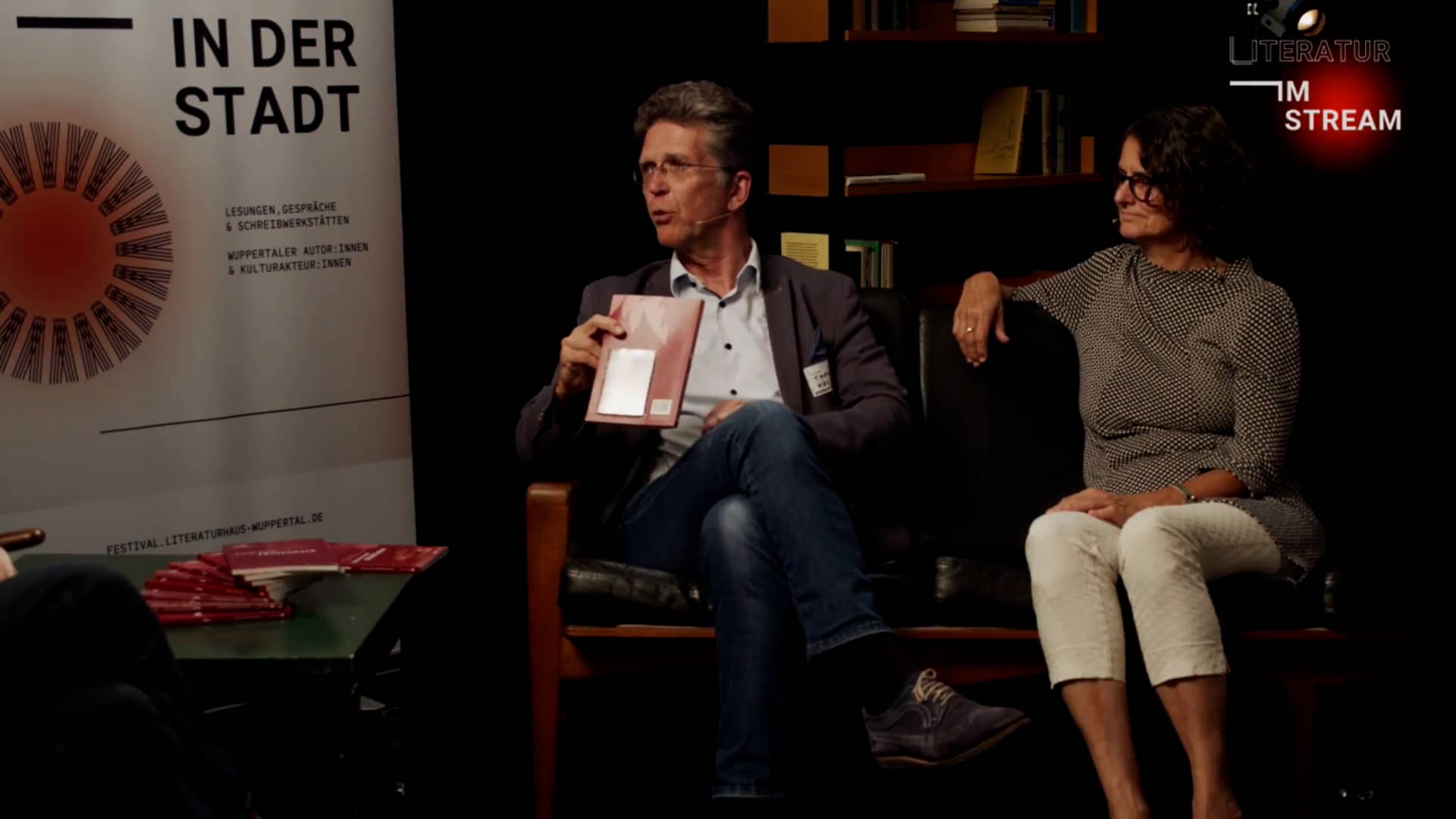 Thomas Helbig und Antonia Dinnebier im Gespräch mit David J. Becher on ...