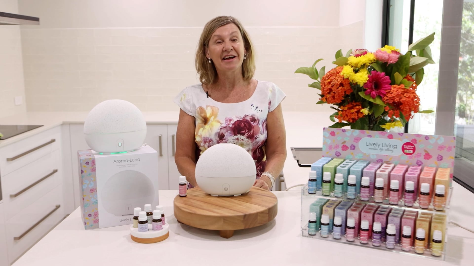 Lively Living - Aroma-Luna Ultrasonic Diffuser on Vimeo