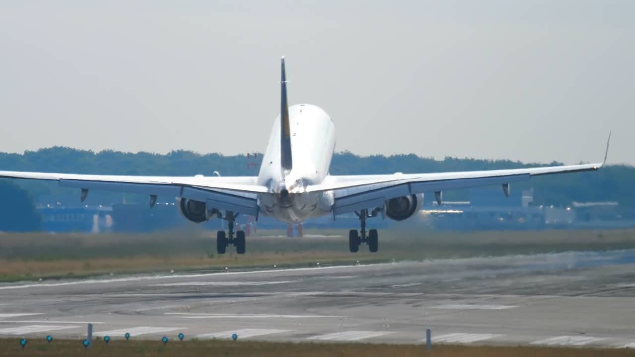 Airplane landing rear view on Vimeo