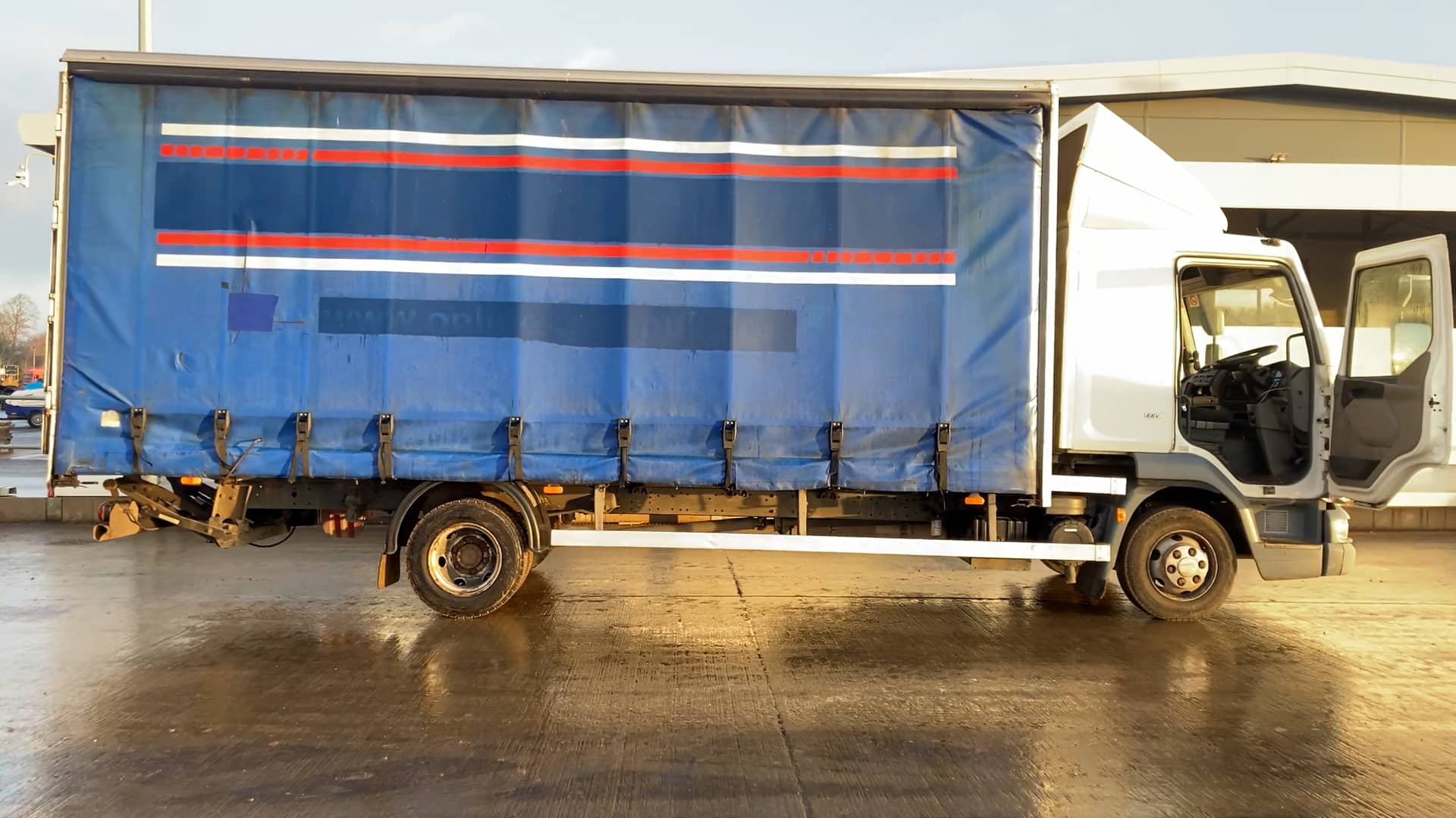 DAF LF45-180 4x2 Curtainsider Lorry - Leeds Jan 22 on Vimeo