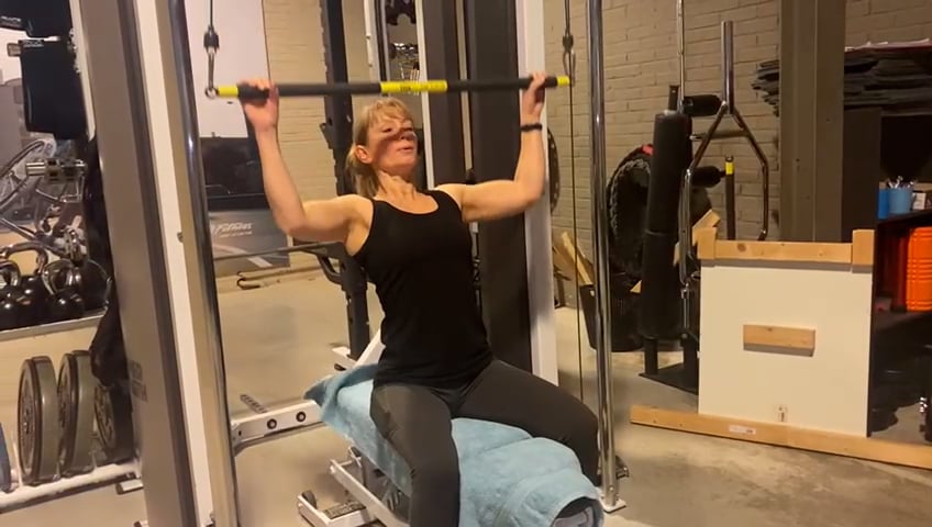 Renée - Lat Pull on Vimeo