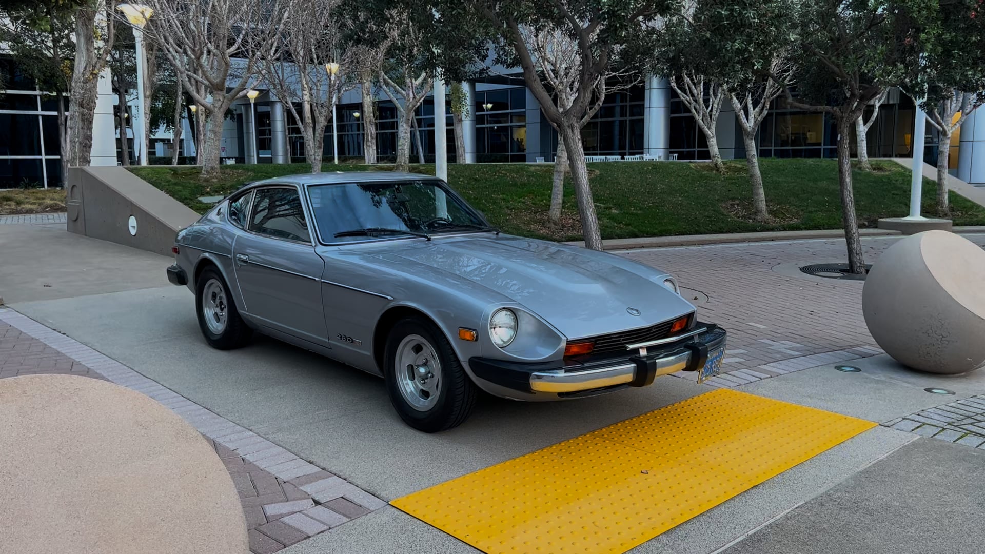 1976 Datsun 280Z Silver Metallic 5-Speed walk around on Vimeo