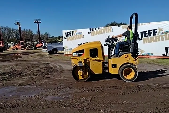 2015 CATERPILLAR CC24B SN CATCC24BJ2400100 PNEUMATIC ROLLER on Vimeo