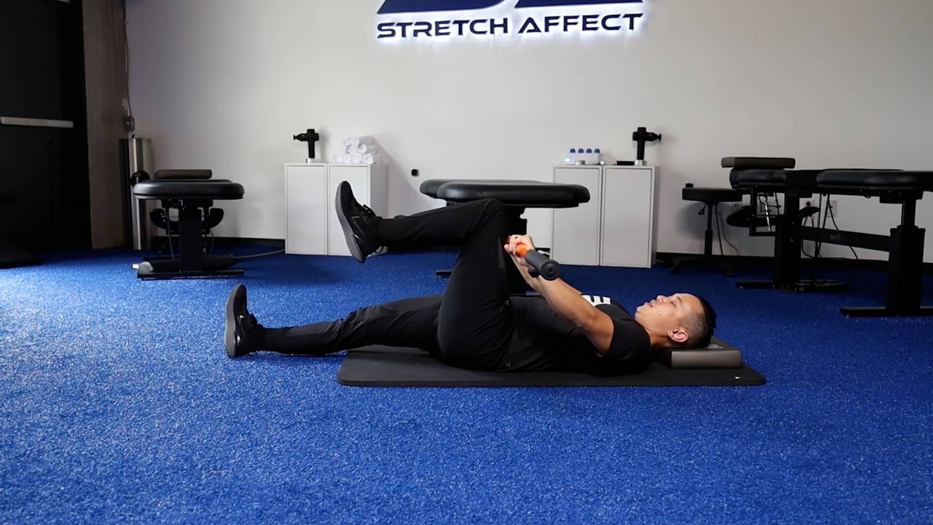 Supine Resisted Hip Flexion with Rotations* on Vimeo