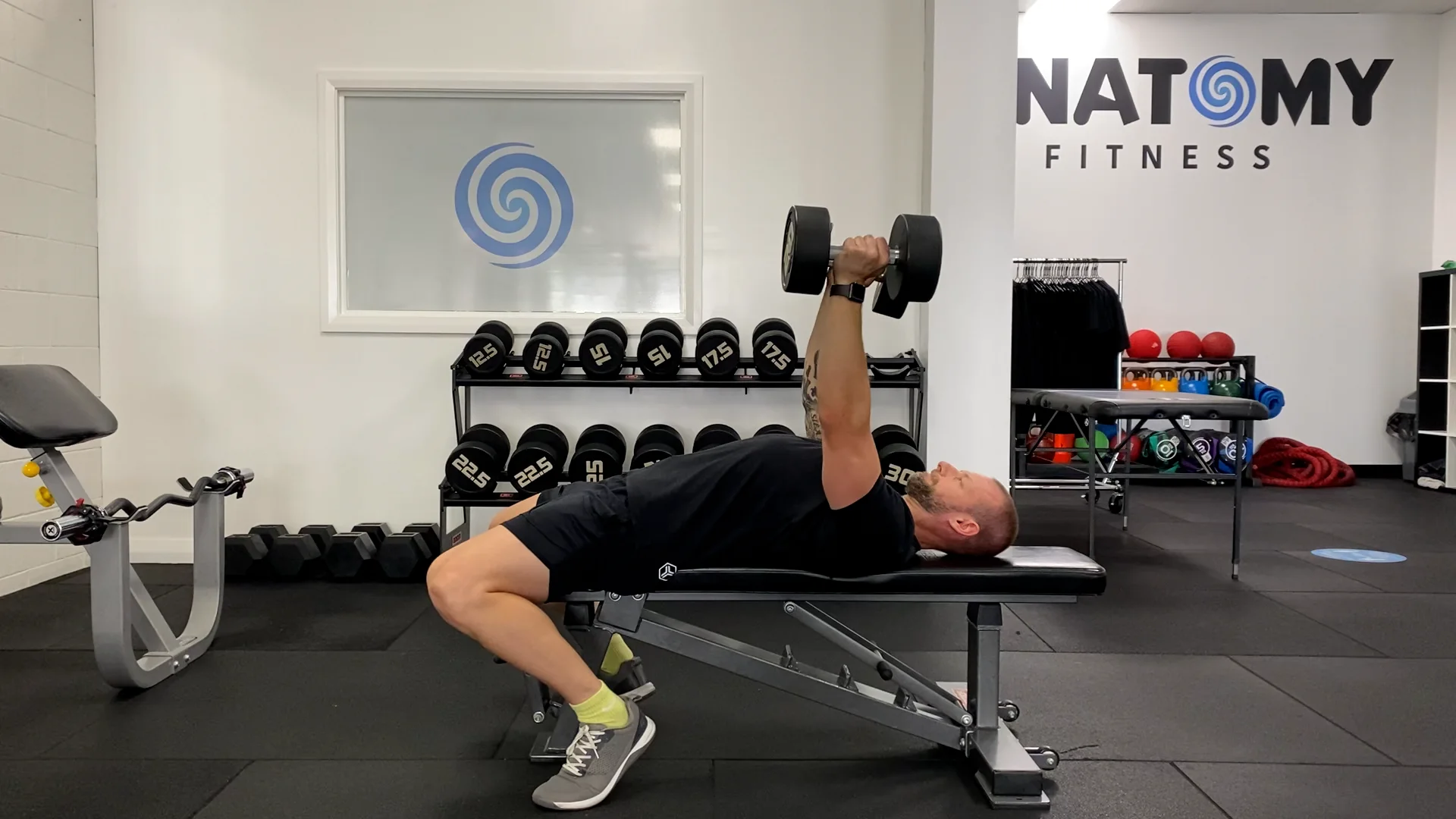 B1– Bench Press DB Flat Neutral Grip on Vimeo