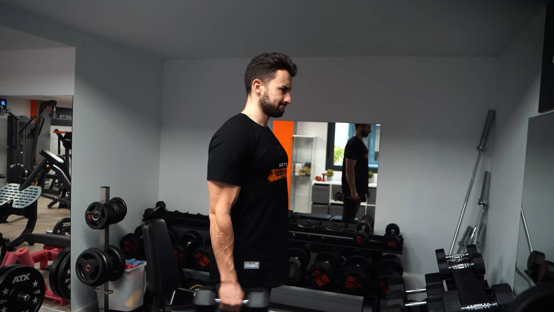 23. Curl martillo con mancuernas simultáneo de pie on Vimeo