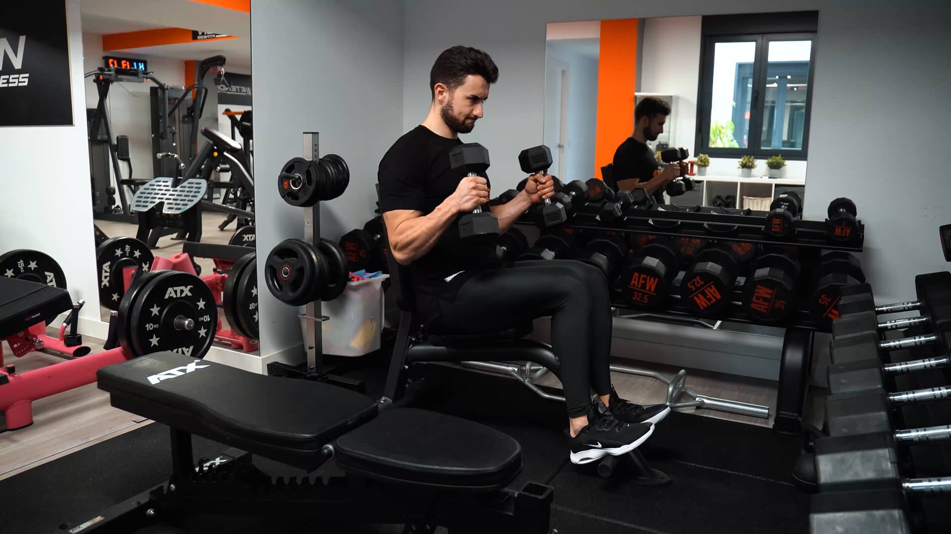 24. Curl martillo con mancuernas simultáneo sentado on Vimeo