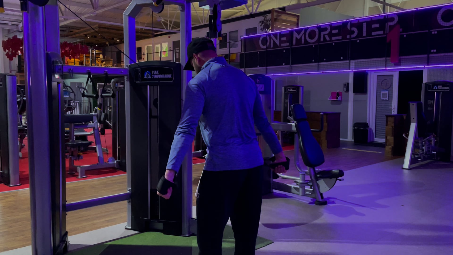 Cross Cable Tricep Pushdown on Vimeo