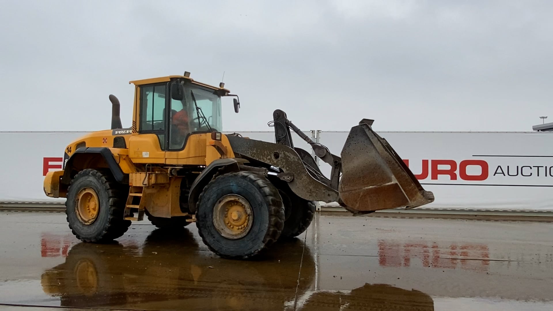 2014 Volvo L110G Wheeled Loader - Leeds March 22 on Vimeo